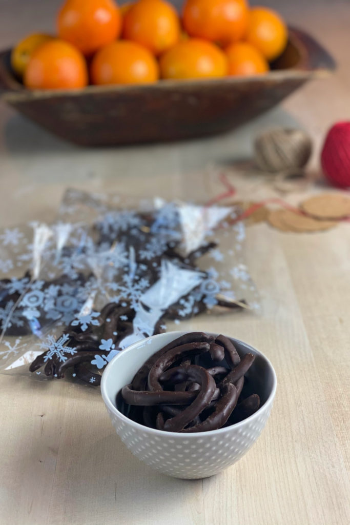 Easy and delicious chocolate-covered orange peels for Christmas